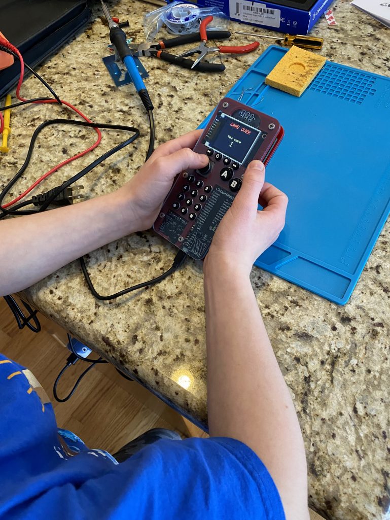 CircuitMess Ringo: The Educational DIY Mobile Phone Hobby Kit – Random ...